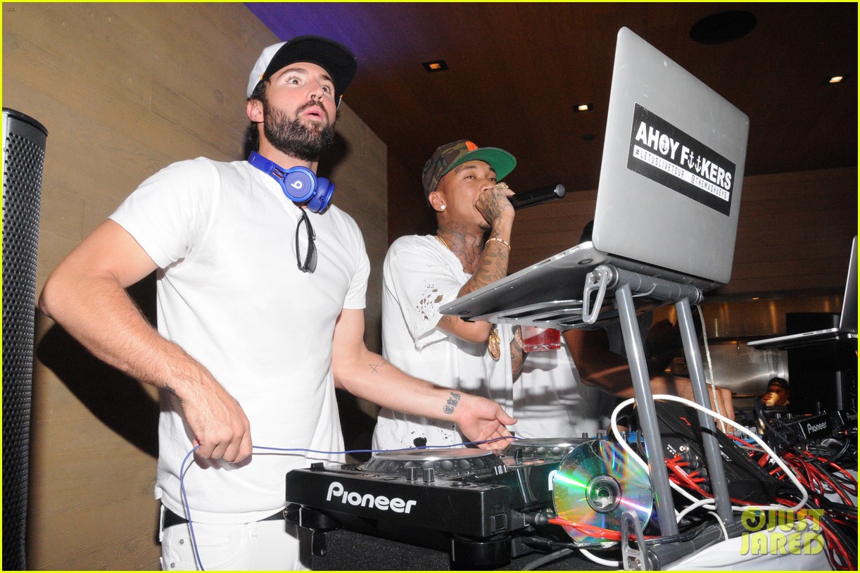 Bella Thorne & Gregg Sulkin Keep Close at Fourth of July Bash: Photo ...