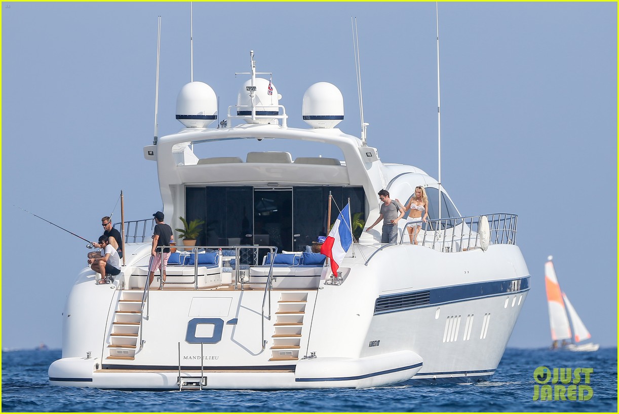 Matt Bellamy Flaunts PDA with Girlfriend Elle Evans: Photo 3418148 ...