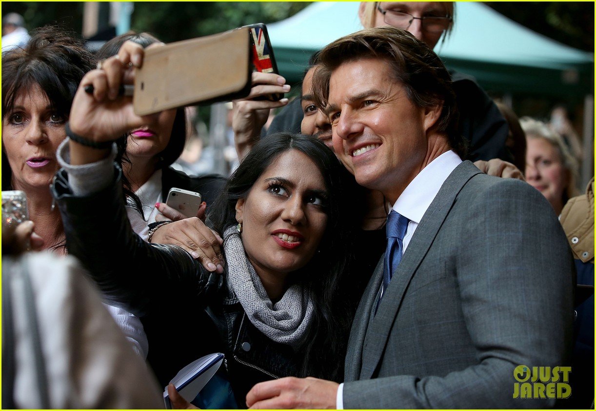 Tom Cruise Pulls Off a Stunt at 'Rogue Nation' UK Premiere!: Photo ...