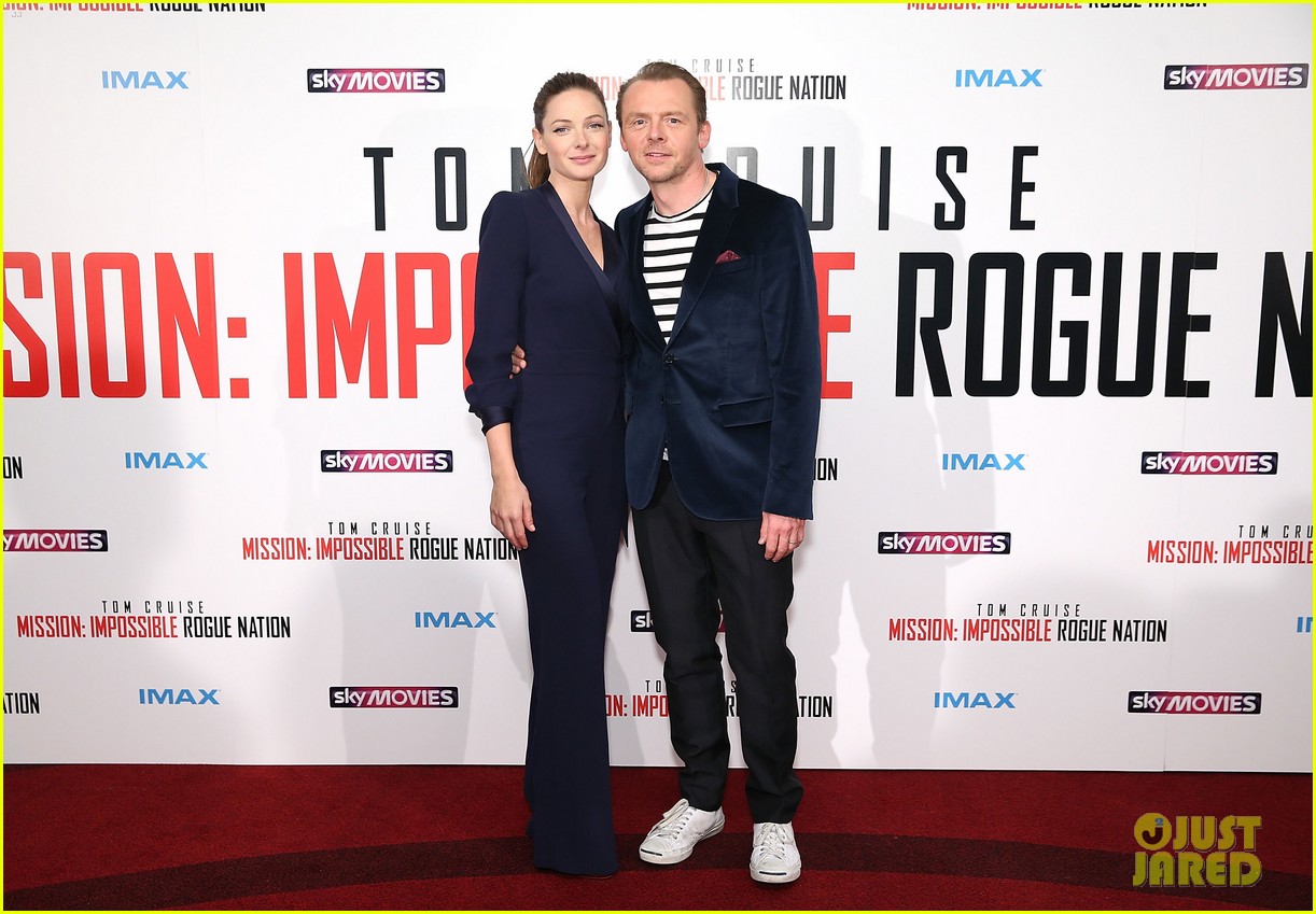 Tom Cruise Pulls Off a Stunt at 'Rogue Nation' UK Premiere!: Photo ...