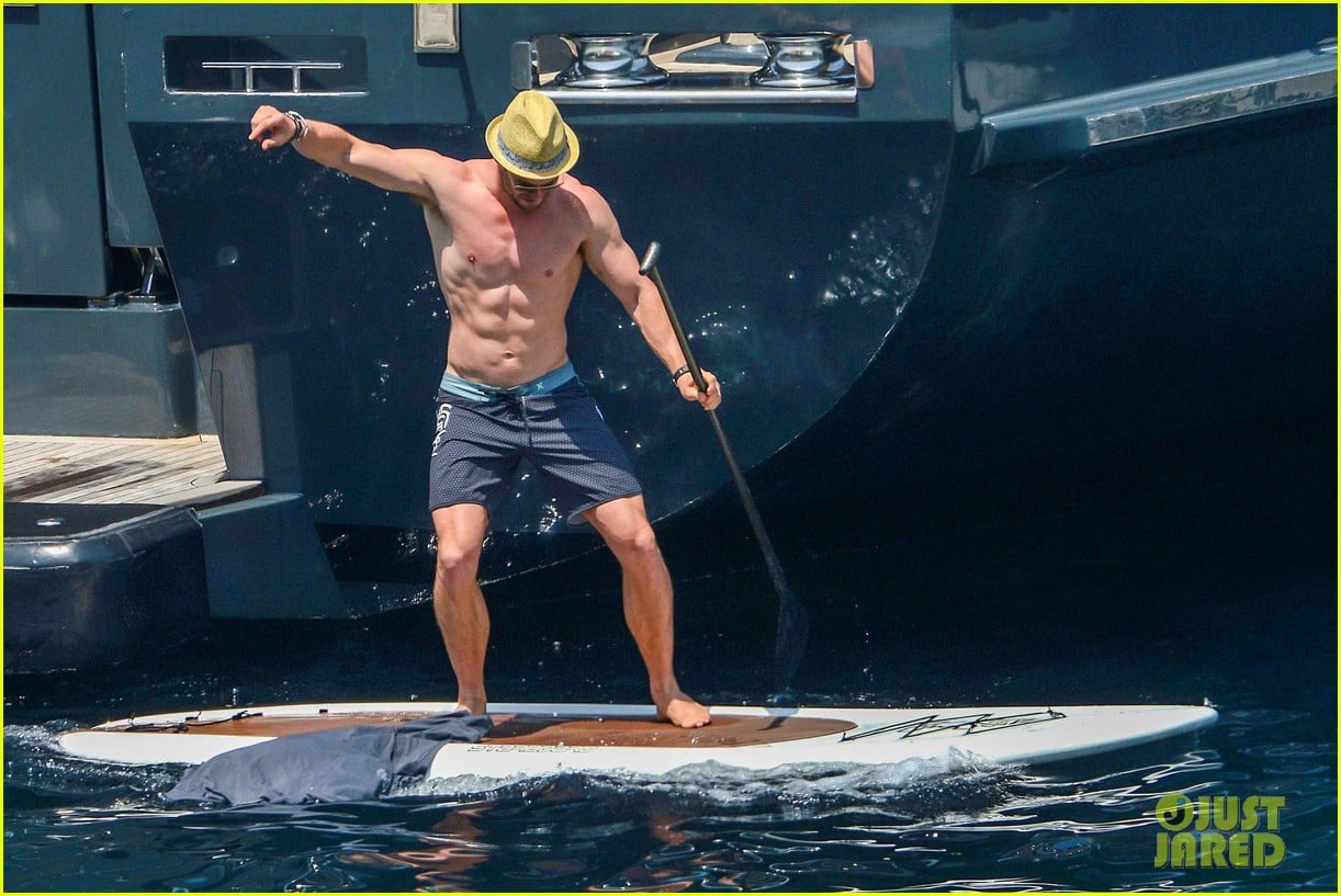 Shirtless Chris Hemsworth & Bikini-Clad Elsa Pataky Show Off Their ...