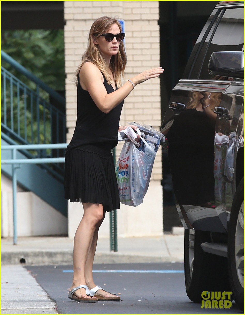 Jennifer Garner Wears Her Wedding Ring to Atlanta Party Store: Photo ...