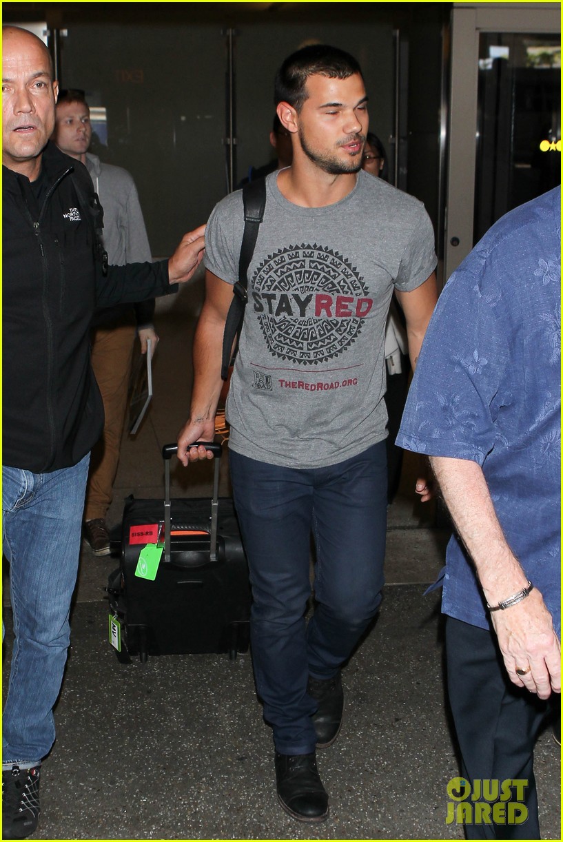 Taylor Lautner Shows Support for Native American Culture: Photo 3425109 ...