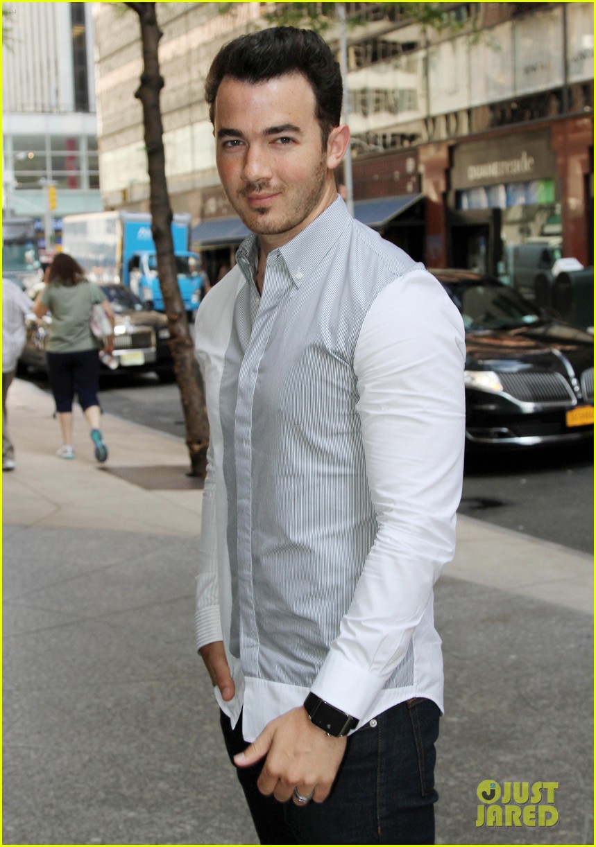 Nick Jonas & Olivia Culpo Almost Run Into Each Other While Out For Dinner!: Photo 3426378 ...
