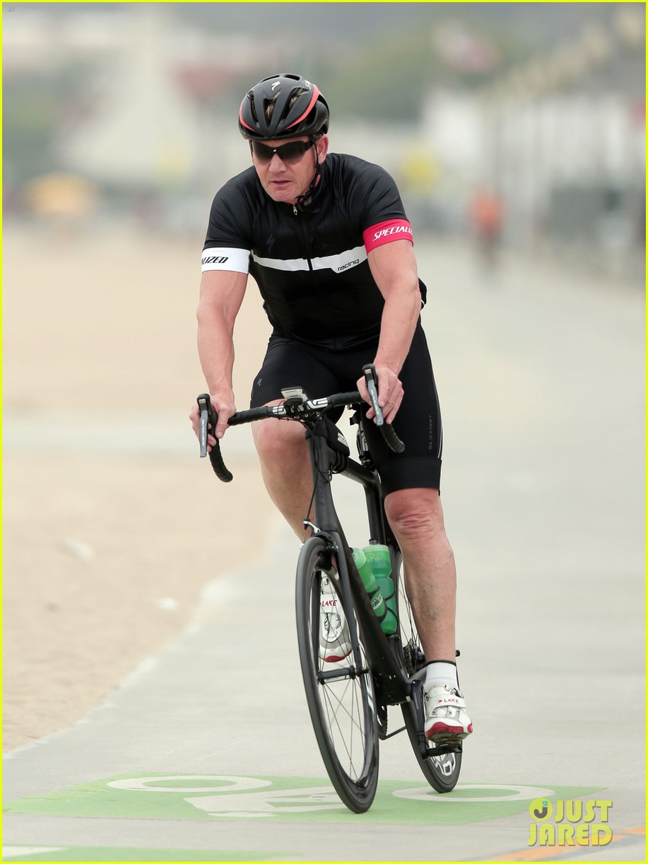 Gordon Ramsay Goes Shirtless for Malibu Bike Ride: Photo 3427483 ...