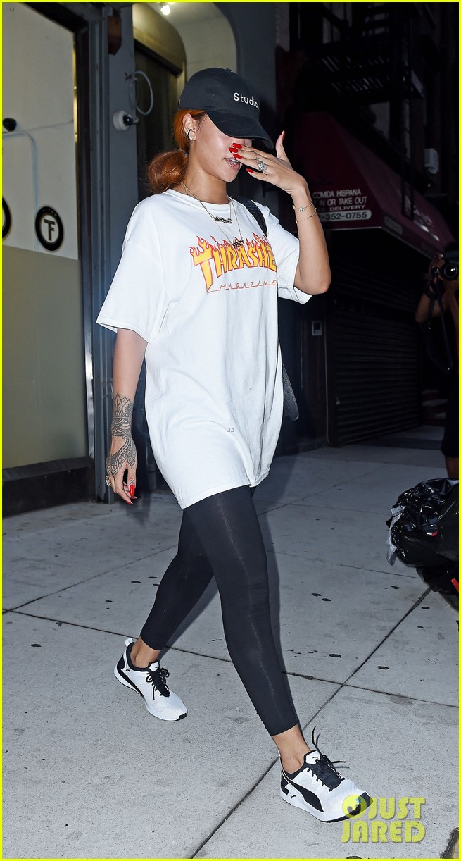 Rihanna Shows Off Some Major Cleavage in a Makeshift Bra: Photo 3411506 ...