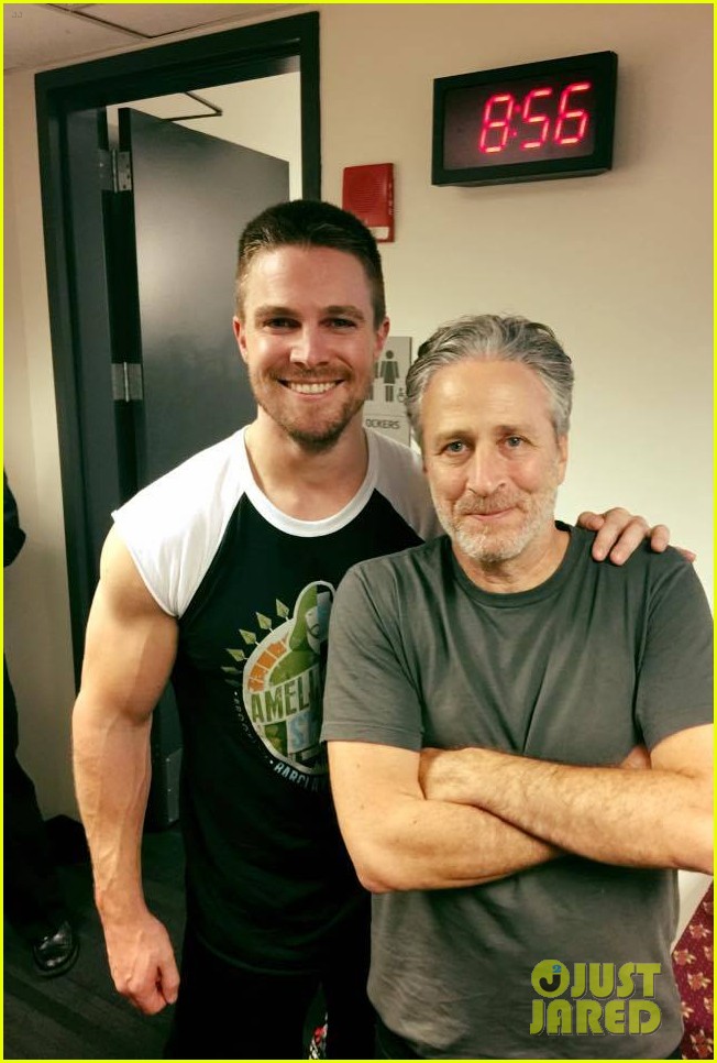 Stephen Amell Goes Shirtless for Epic 'SummerSlam' Fight!: Photo ...
