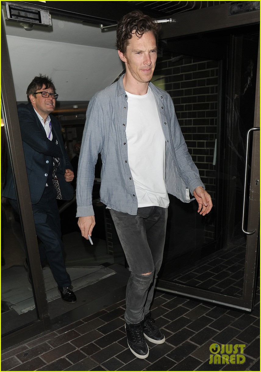Benedict Cumberbatch Gets Mobbed by Fans After 'Hamlet': Photo 3447087 ...