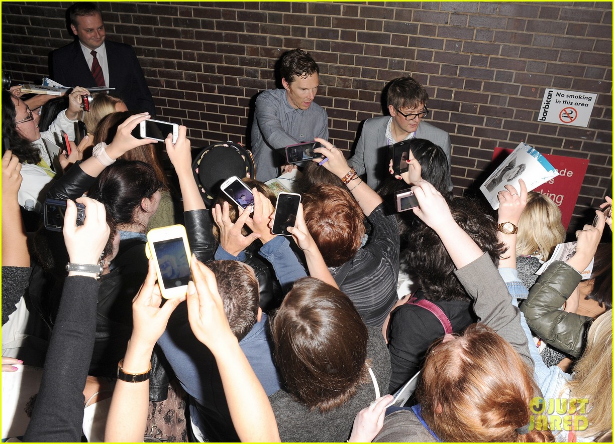 Benedict Cumberbatch Signs Autographs For Tons of Fans at 'Hamlet ...