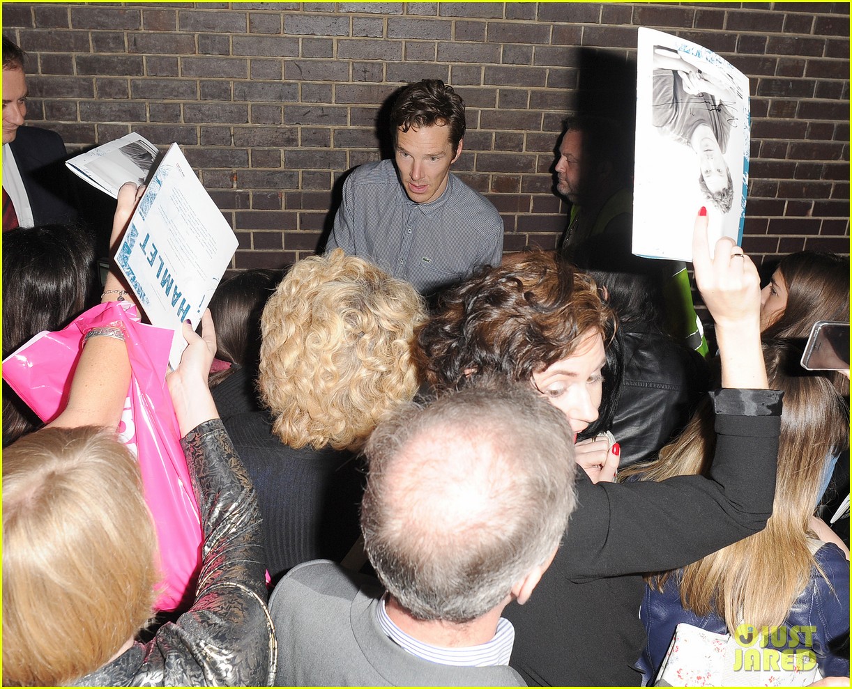 Benedict Cumberbatch Signs Autographs For Tons of Fans at 'Hamlet ...