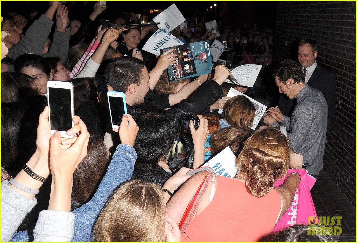 Benedict Cumberbatch Signs Autographs For Tons of Fans at 'Hamlet ...