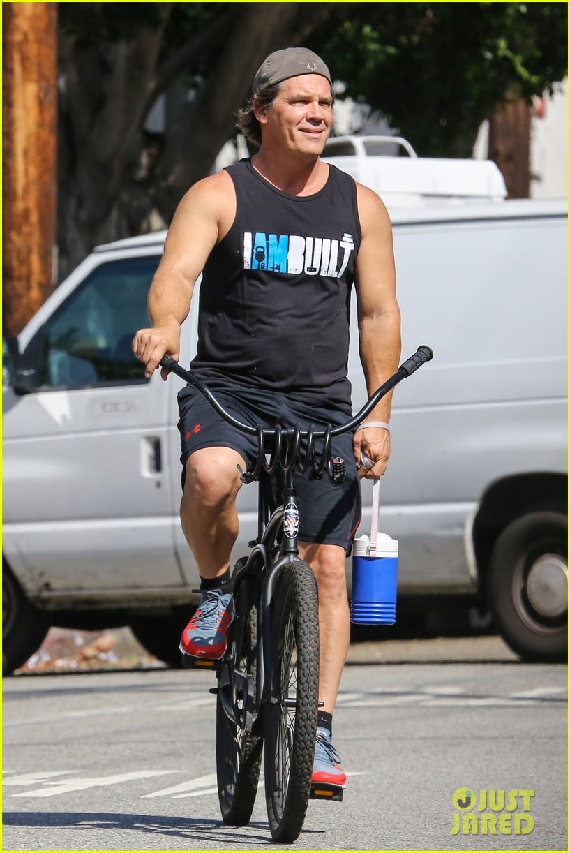 Josh Brolin Puts Buff Biceps on Display En Route to the Gym: Photo ...