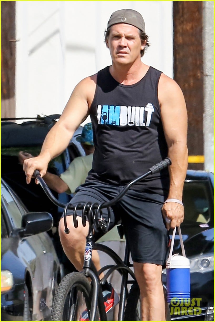 Josh Brolin Puts Buff Biceps on Display En Route to the Gym: Photo ...