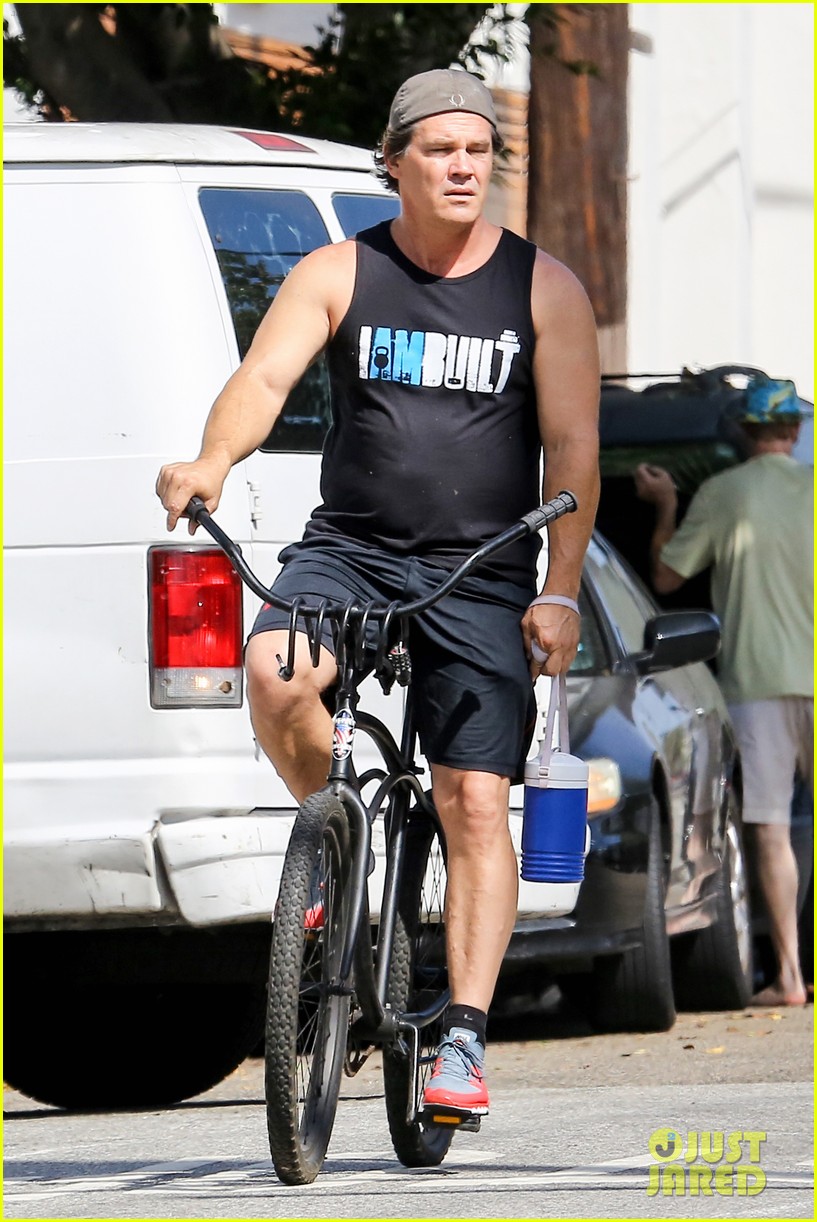 Josh Brolin Puts Buff Biceps on Display En Route to the Gym: Photo ...