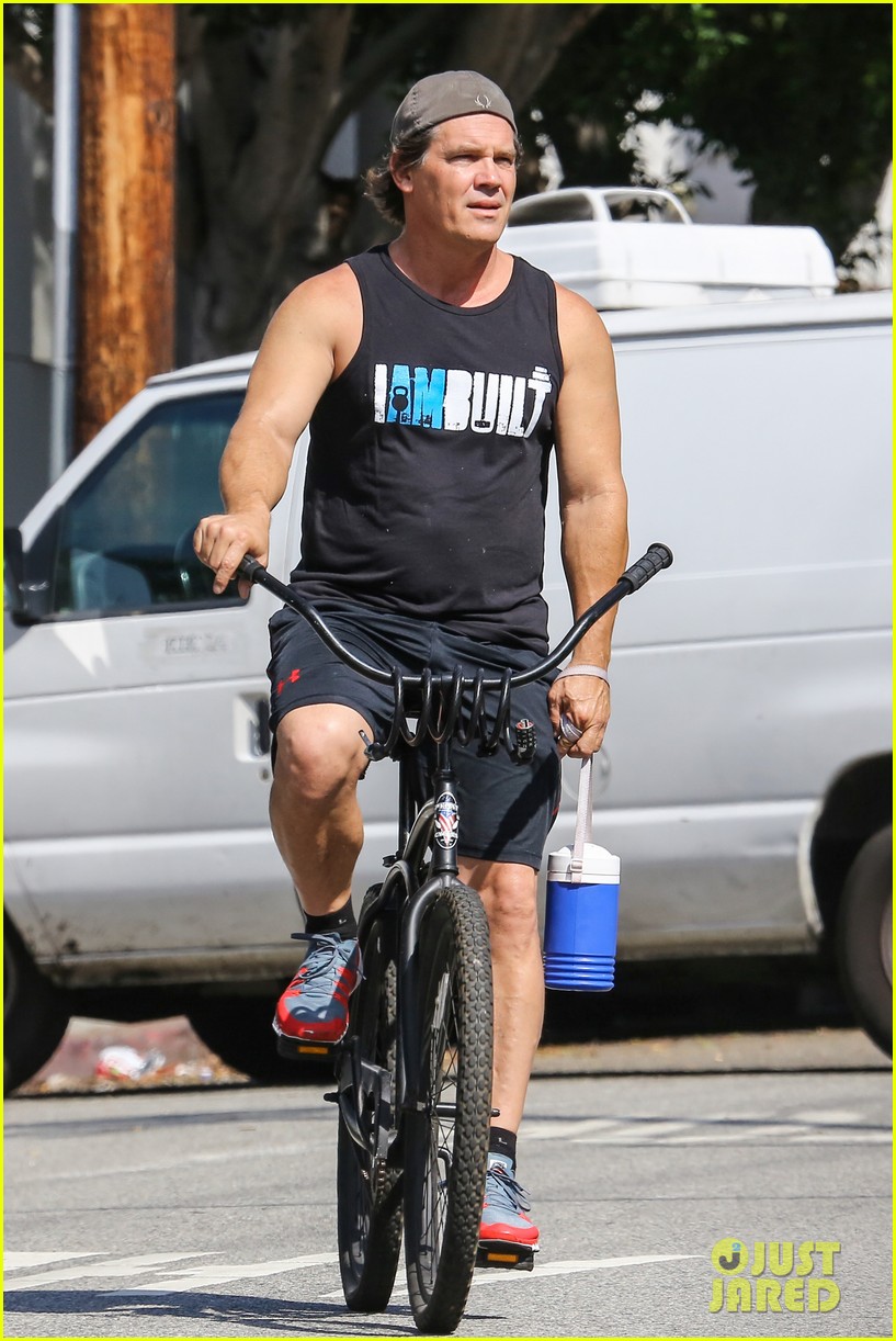 Josh Brolin Puts Buff Biceps on Display En Route to the Gym: Photo ...