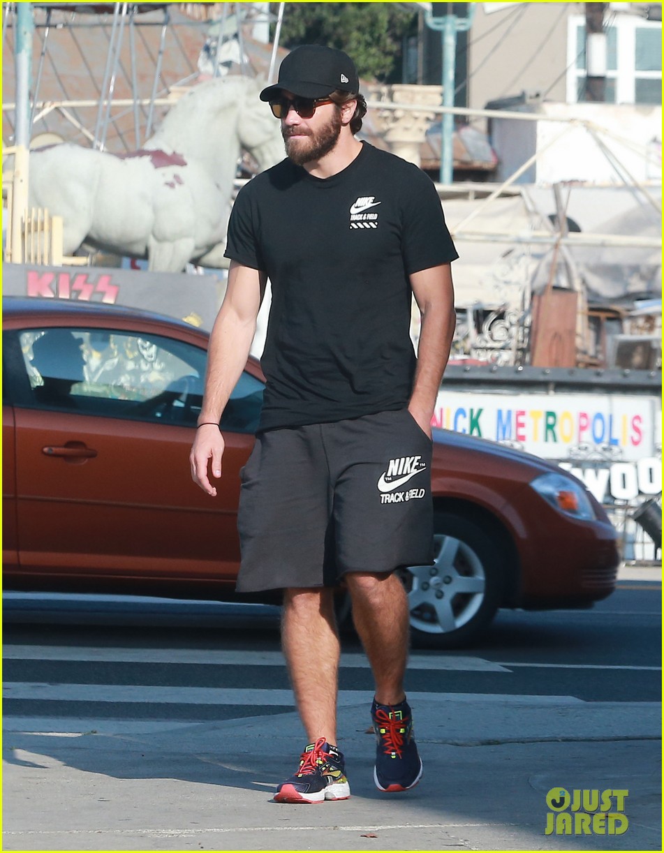 Jake Gyllenhaal Steps Out After False Susan Sarandon Rumor: Photo ...