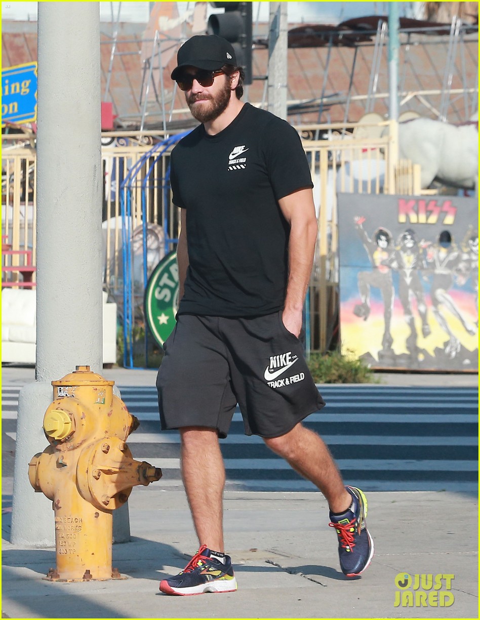 Jake Gyllenhaal Steps Out After False Susan Sarandon Rumor: Photo ...