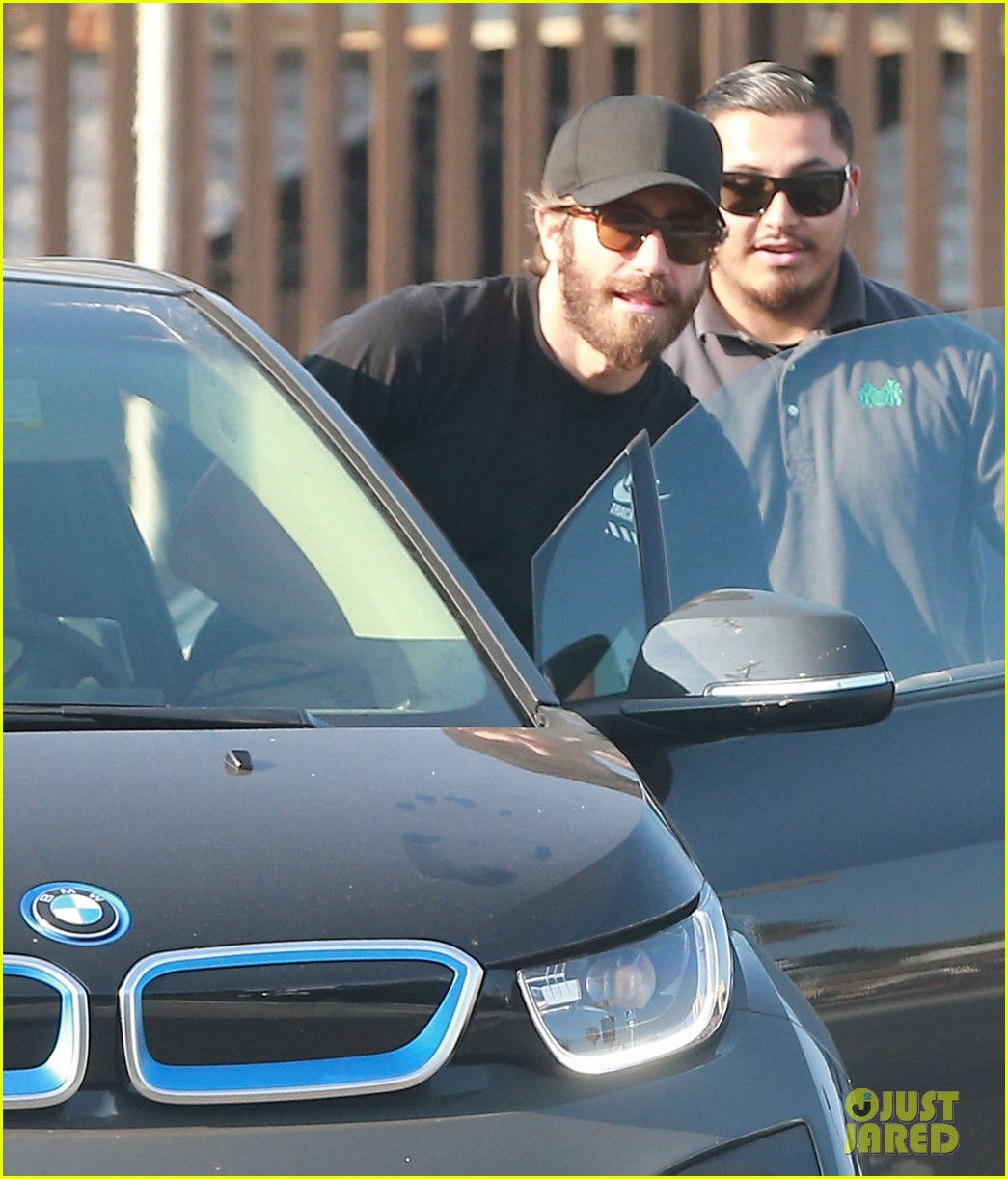 Jake Gyllenhaal Steps Out After False Susan Sarandon Rumor: Photo ...