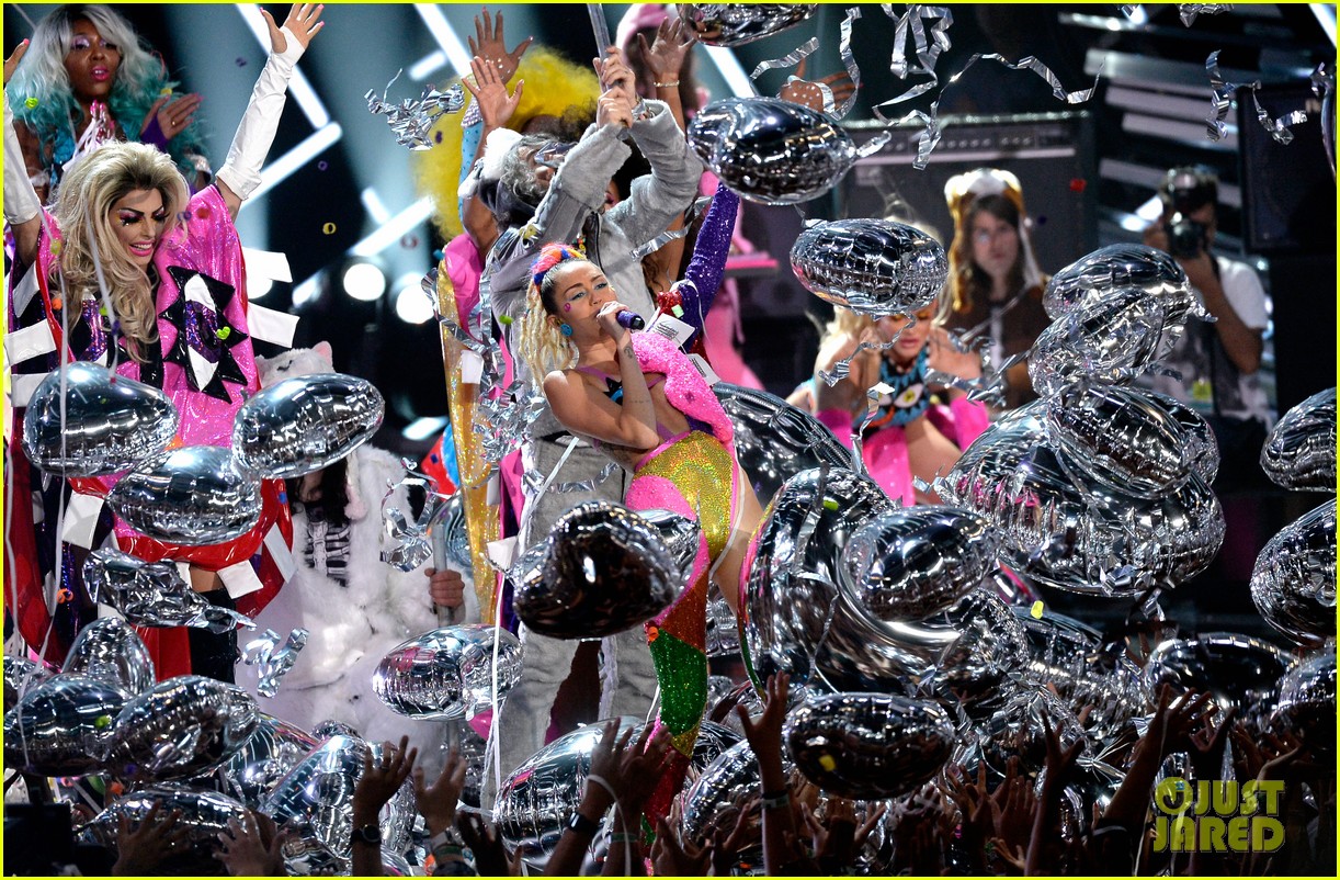 Miley Cyrus Performs New Song 'Dooo It!' at MTV VMAs 2015 - Watch Now ...