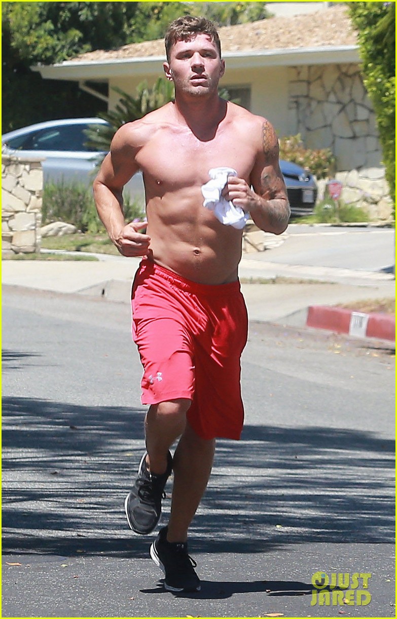 Ryan Phillippe Goes On a Shirtless Jog, Bares Super Fit Body!: Photo ...