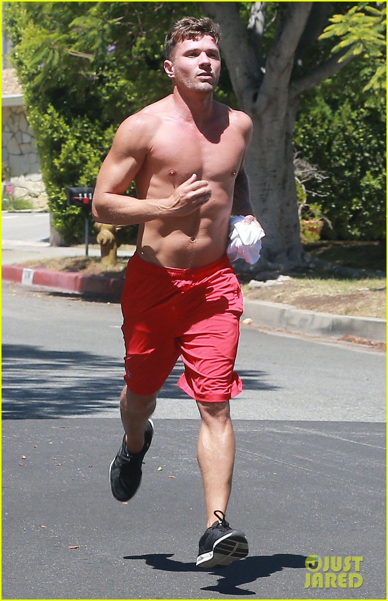 Ryan Phillippe Goes On a Shirtless Jog, Bares Super Fit Body!: Photo ...