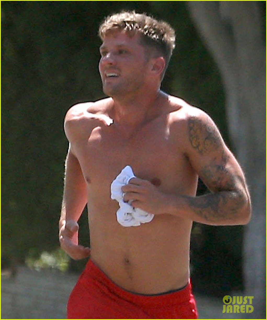 Ryan Phillippe Goes On a Shirtless Jog, Bares Super Fit Body!: Photo ...