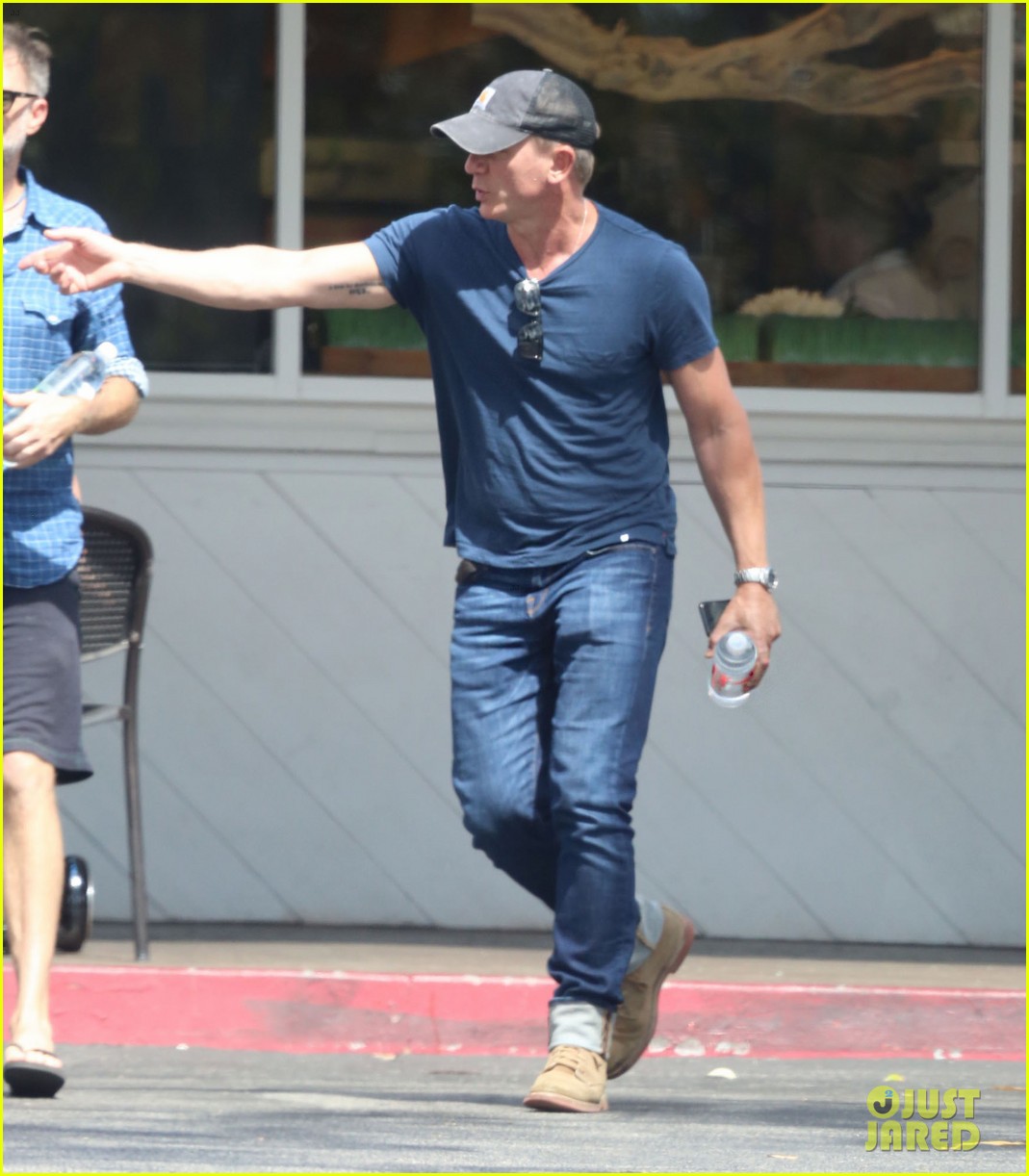 Daniel Craig Publicly Supports Bernie Sanders for President: Photo ...