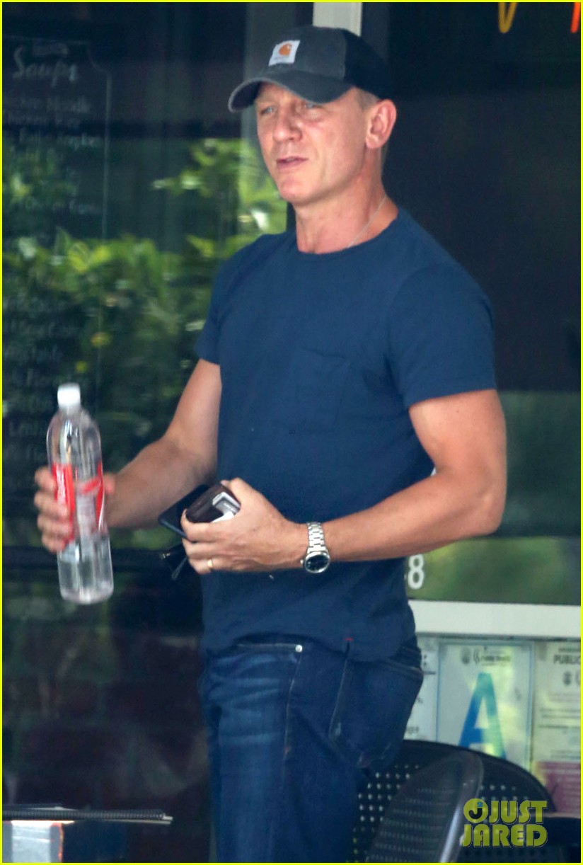 Daniel Craig Publicly Supports Bernie Sanders for President: Photo ...