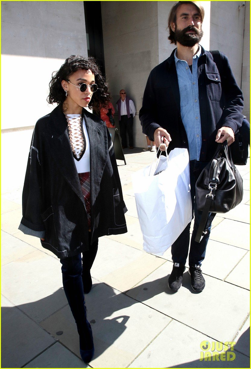 FKA twigs Sings Killer Cover of Sia's 'Elastic Heart' - Watch Now ...