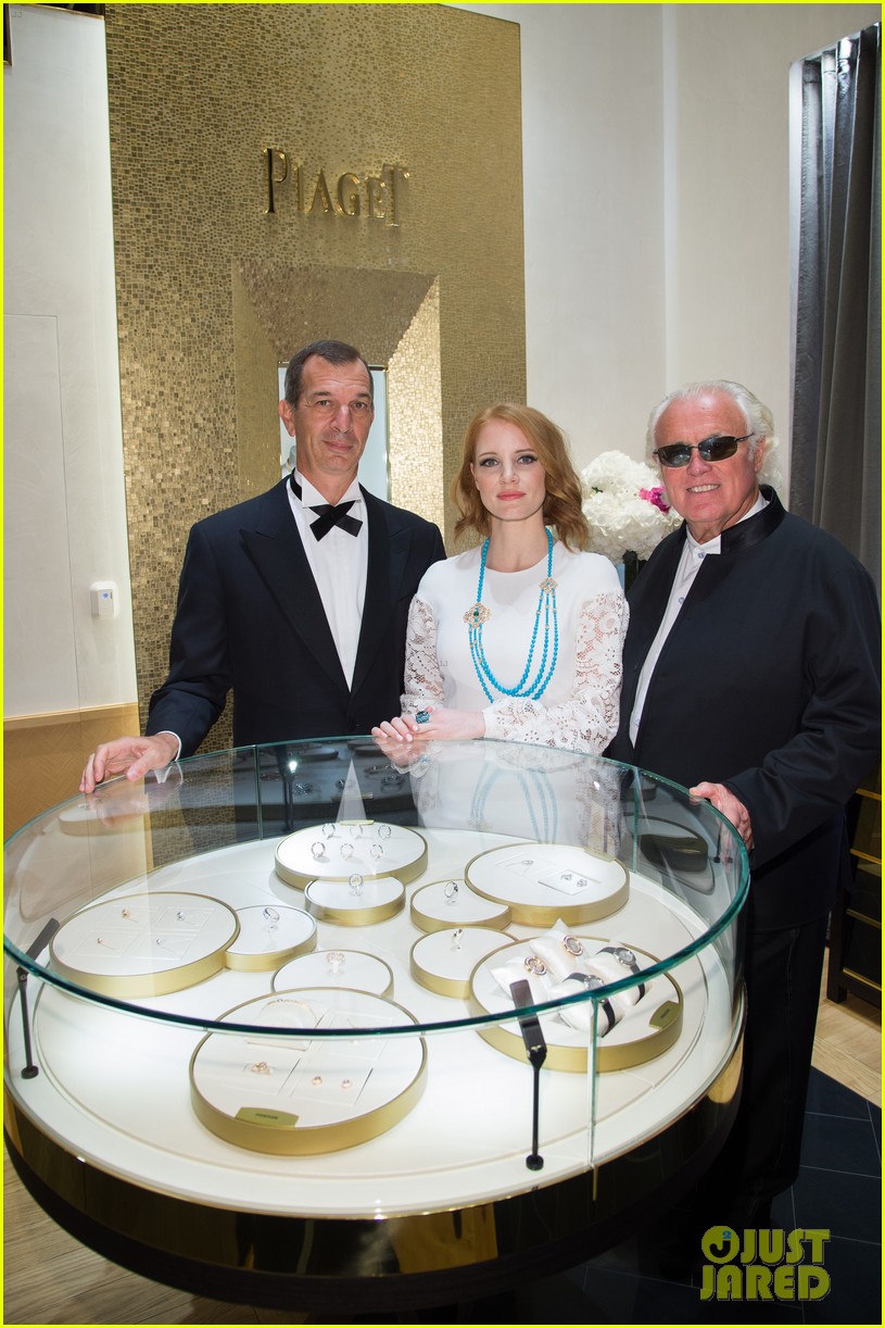 Jessica Chastain Gushes Over Chris Hemsworth: 'He's a Greek God ...