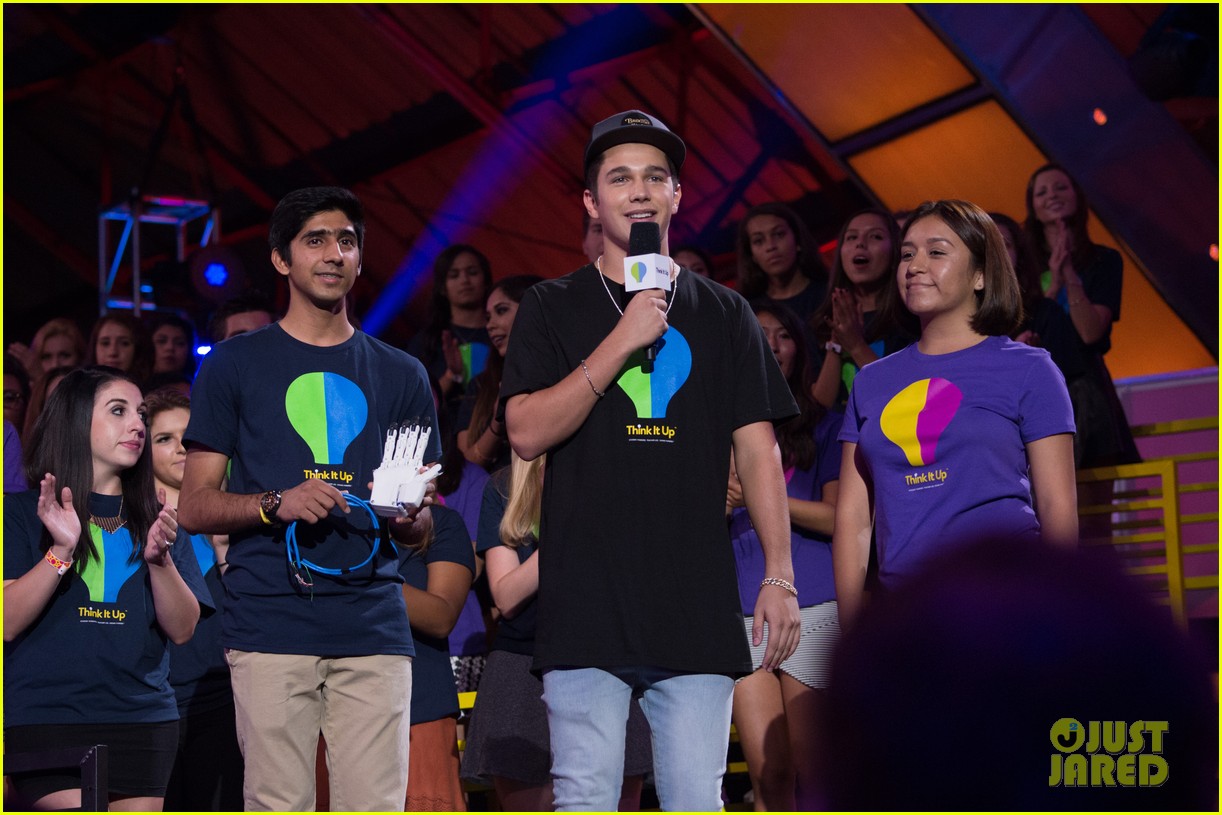 Taylor Lautner Makes The Crowd Go Wild At 'Think It Up' Telecast: Photo ...