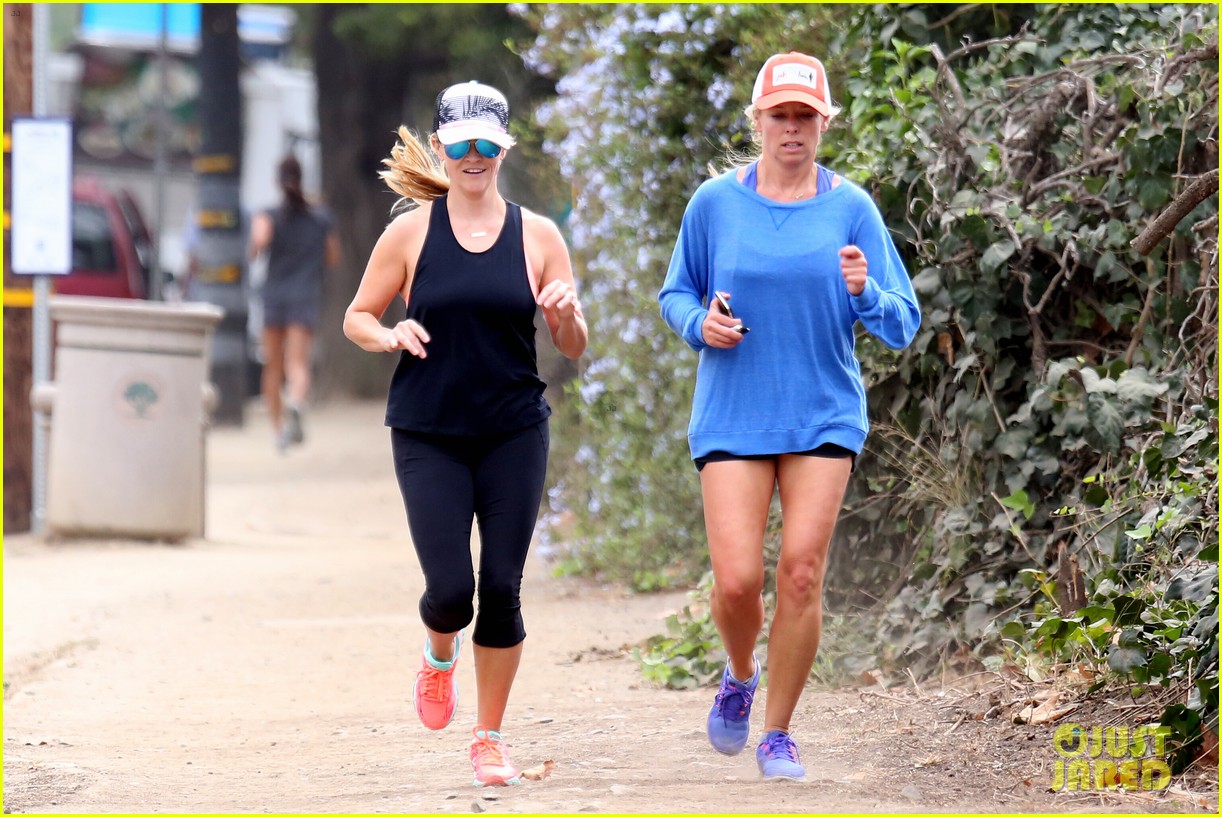 Reese Witherspoon Hangs With YouTubers Grace Helbig & Mamrie Hart ...