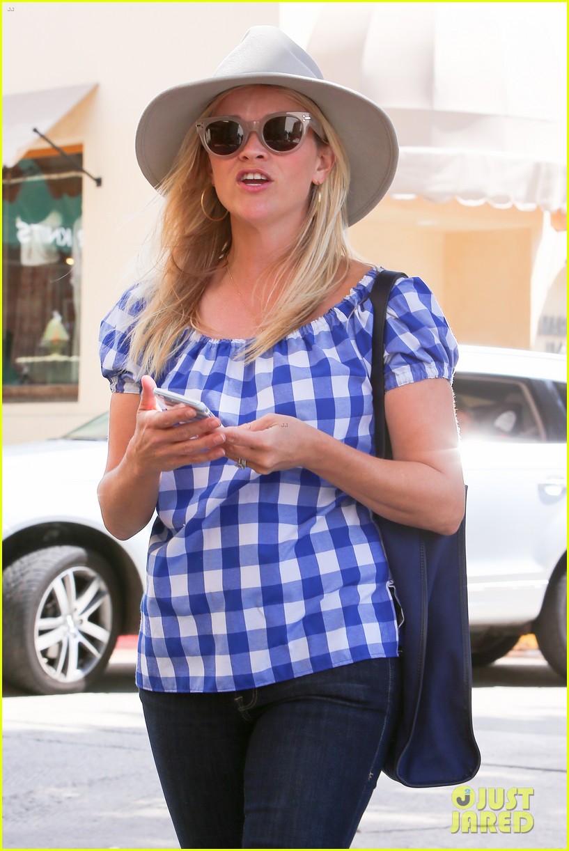 Reese Witherspoon Hangs With YouTubers Grace Helbig & Mamrie Hart ...