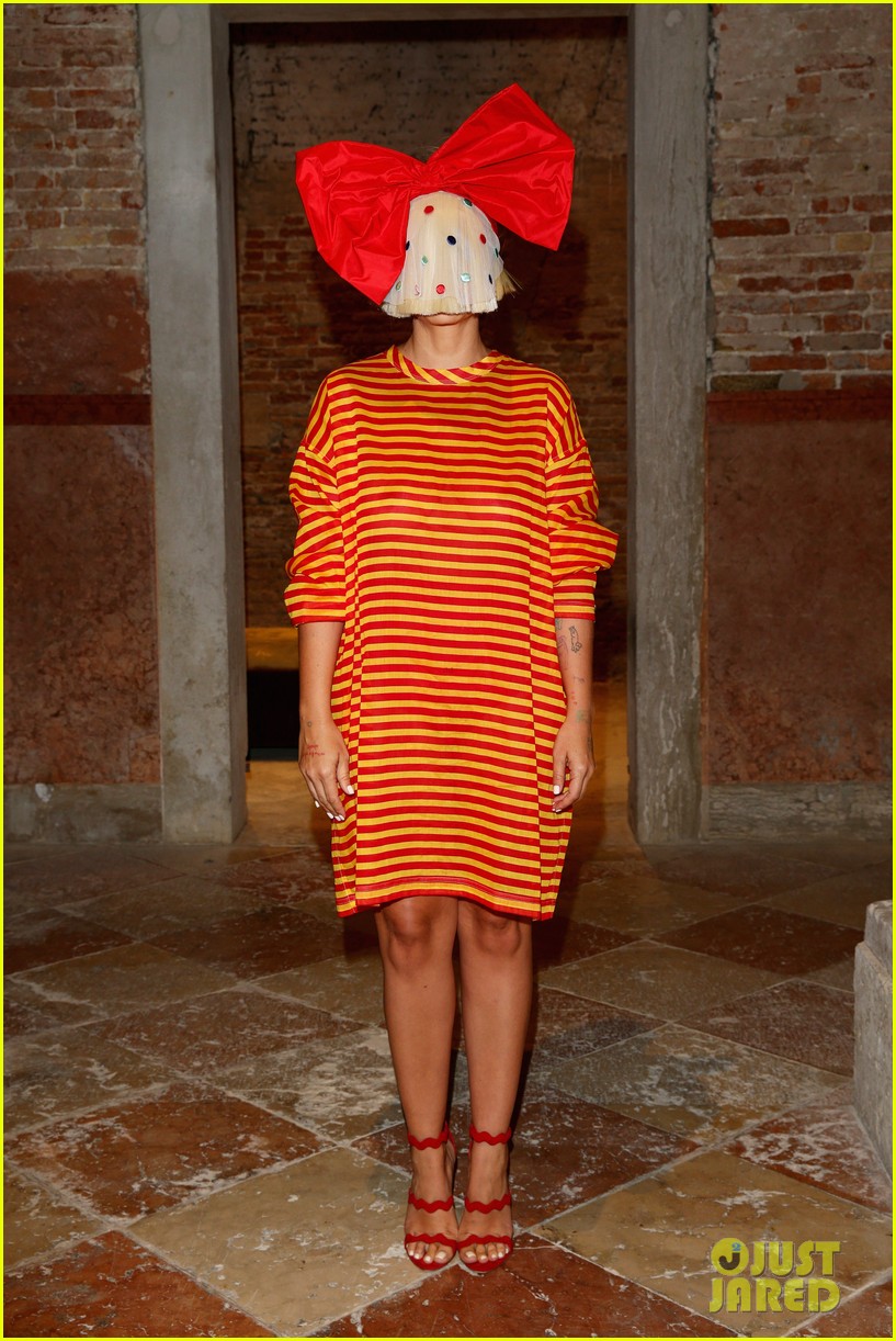 Sia Wears a Giant Bow & Polka-Dotted Face Mask in Venice: Photo 3452096 ...