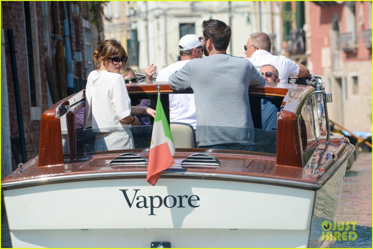 Sia Wears a Giant Bow & Polka-Dotted Face Mask in Venice: Photo 3452104 ...