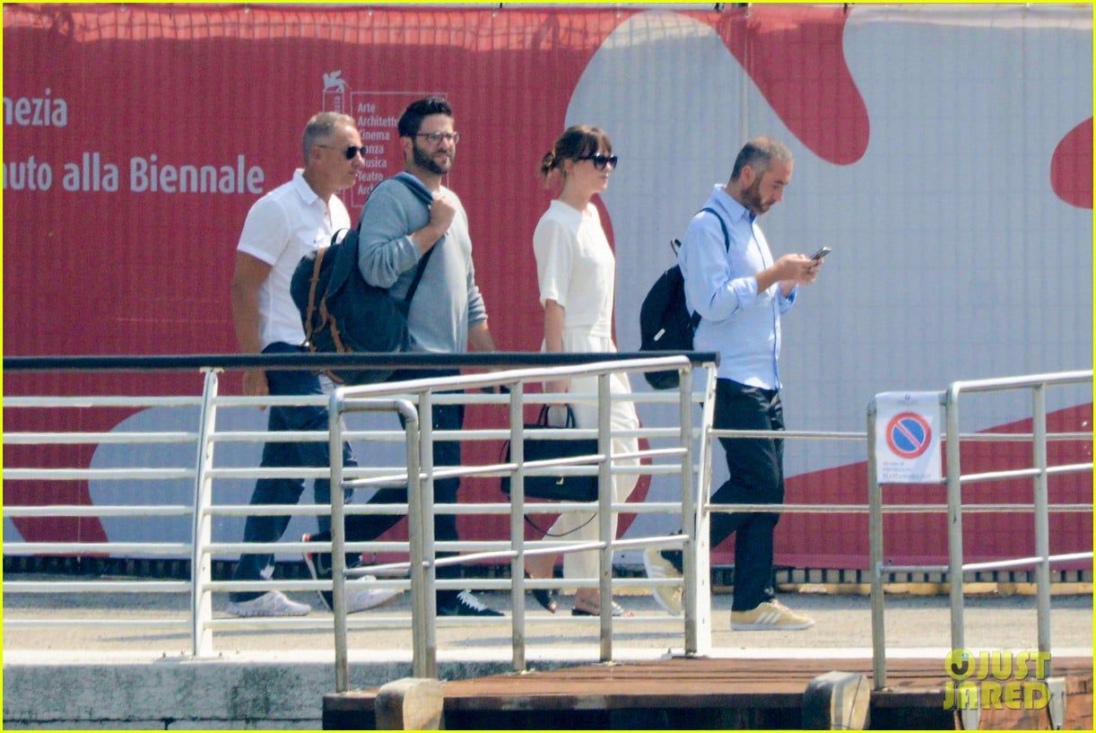 Sia Wears a Giant Bow & Polka-Dotted Face Mask in Venice: Photo 3452109 ...