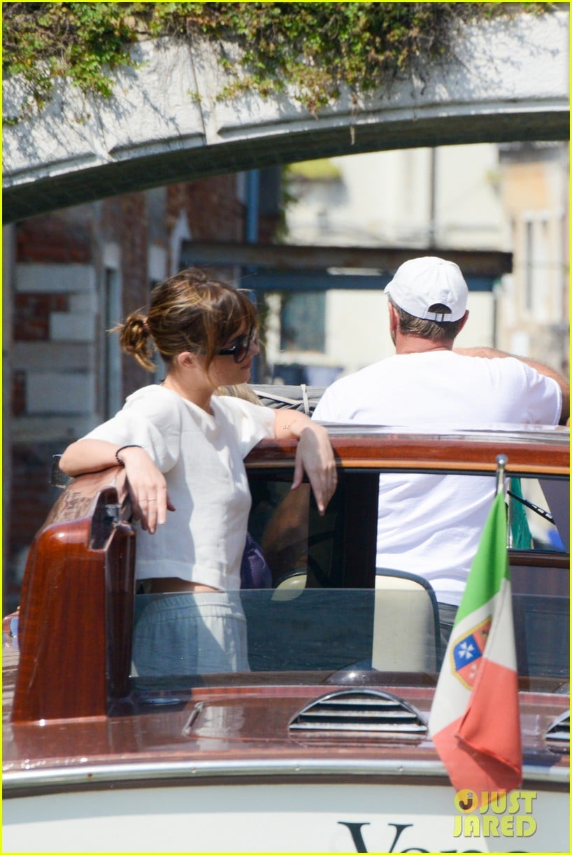 Sia Wears a Giant Bow & Polka-Dotted Face Mask in Venice: Photo 3452113 ...