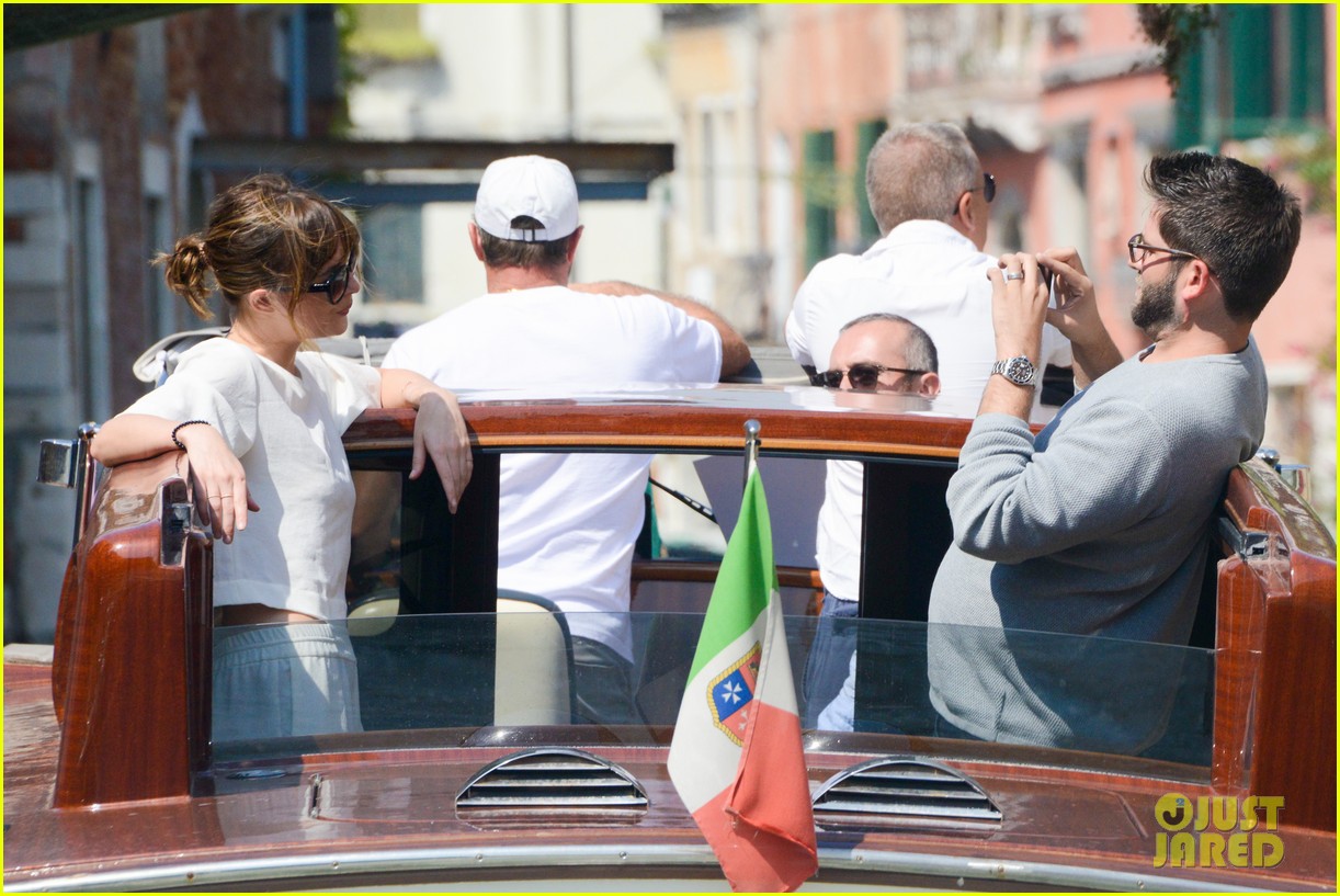 Sia Wears a Giant Bow & Polka-Dotted Face Mask in Venice: Photo 3452114 ...