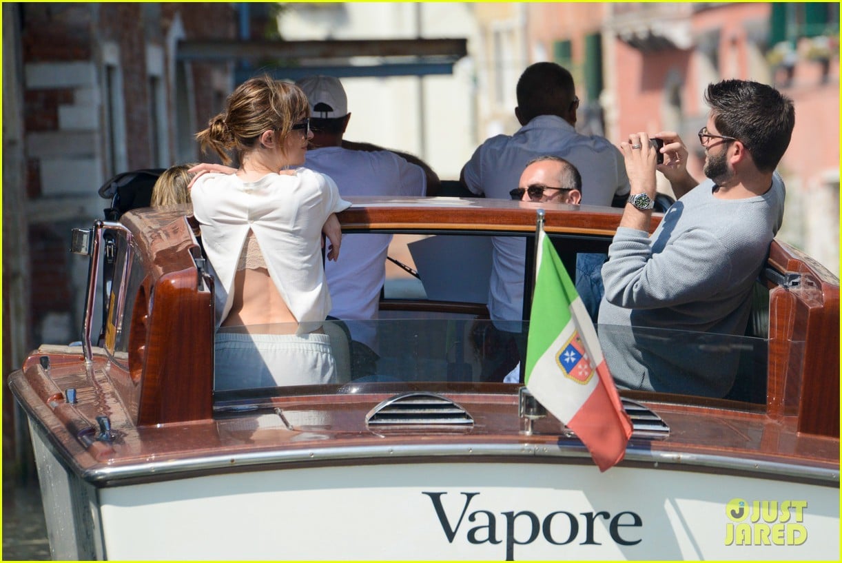 Sia Wears a Giant Bow & Polka-Dotted Face Mask in Venice: Photo 3452115 ...