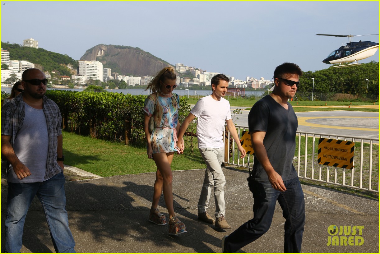 Matthew Bellamy & Girlfriend Elle Evans Can't Keep Their Hands Off Each ...