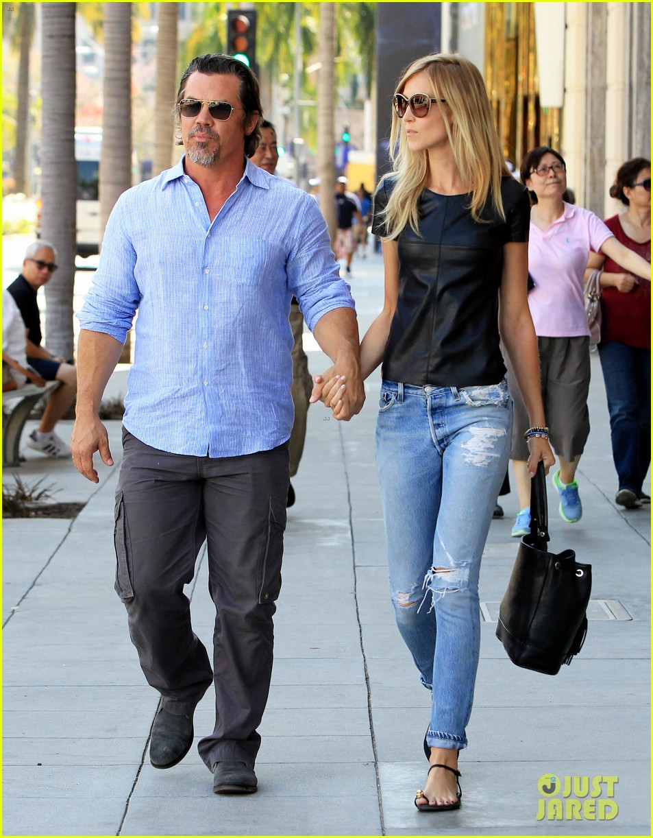 Josh Brolin Holds Hands with His Fiancee at the Airport: Photo 3485297 ...