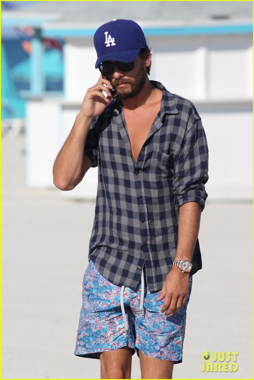Scott Disick Takes a Miami Beach Stroll After Spending Time With 18 ...
