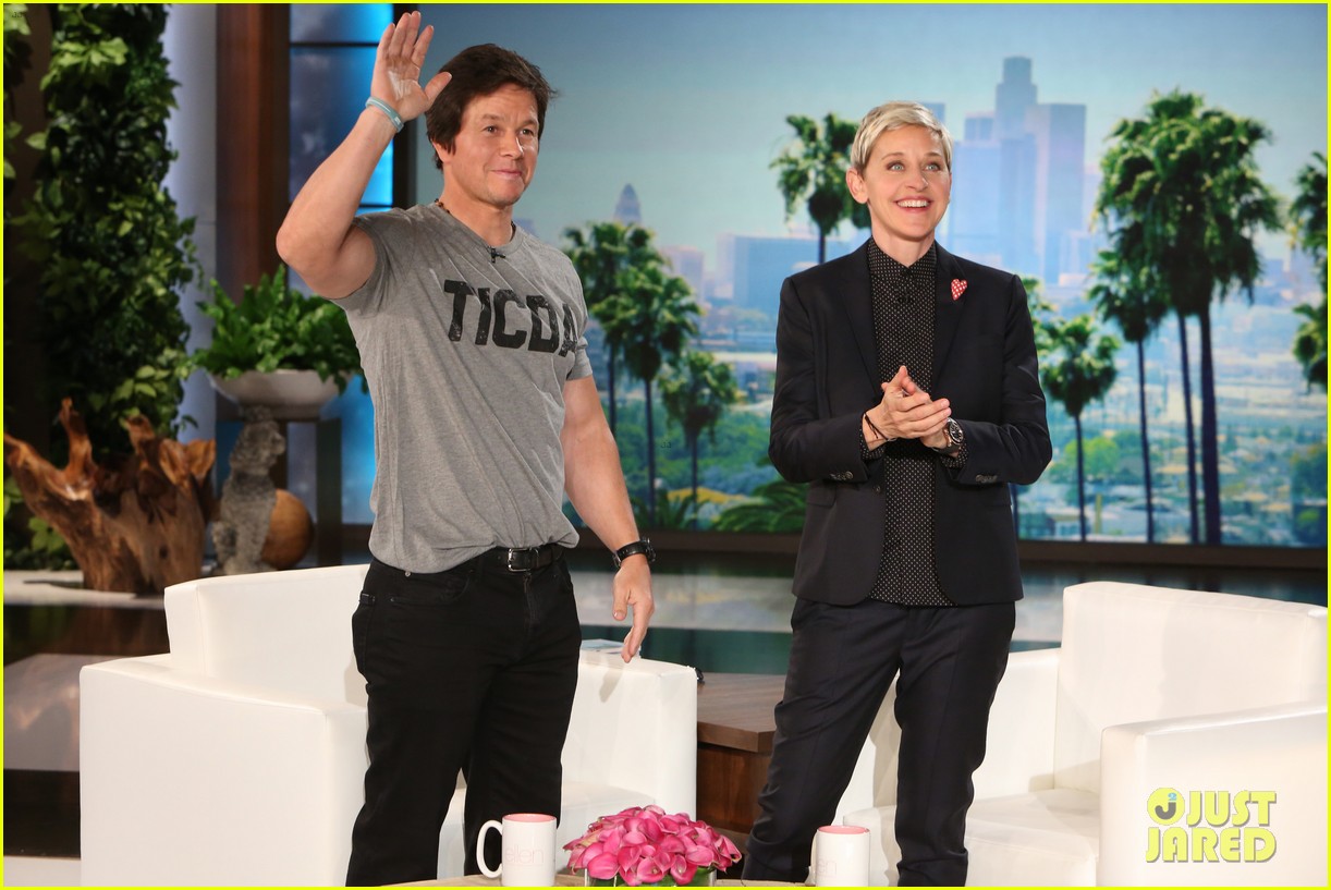 Mark Wahlberg Does 22 Pull-Ups for Breast Cancer Awareness: Photo ...