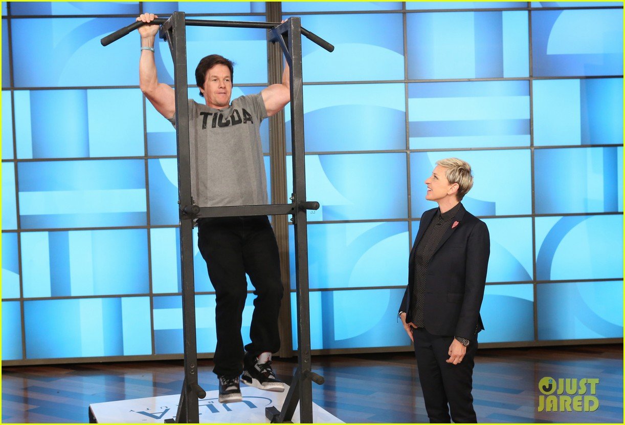 Mark Wahlberg Does 22 Pull-Ups for Breast Cancer Awareness: Photo ...
