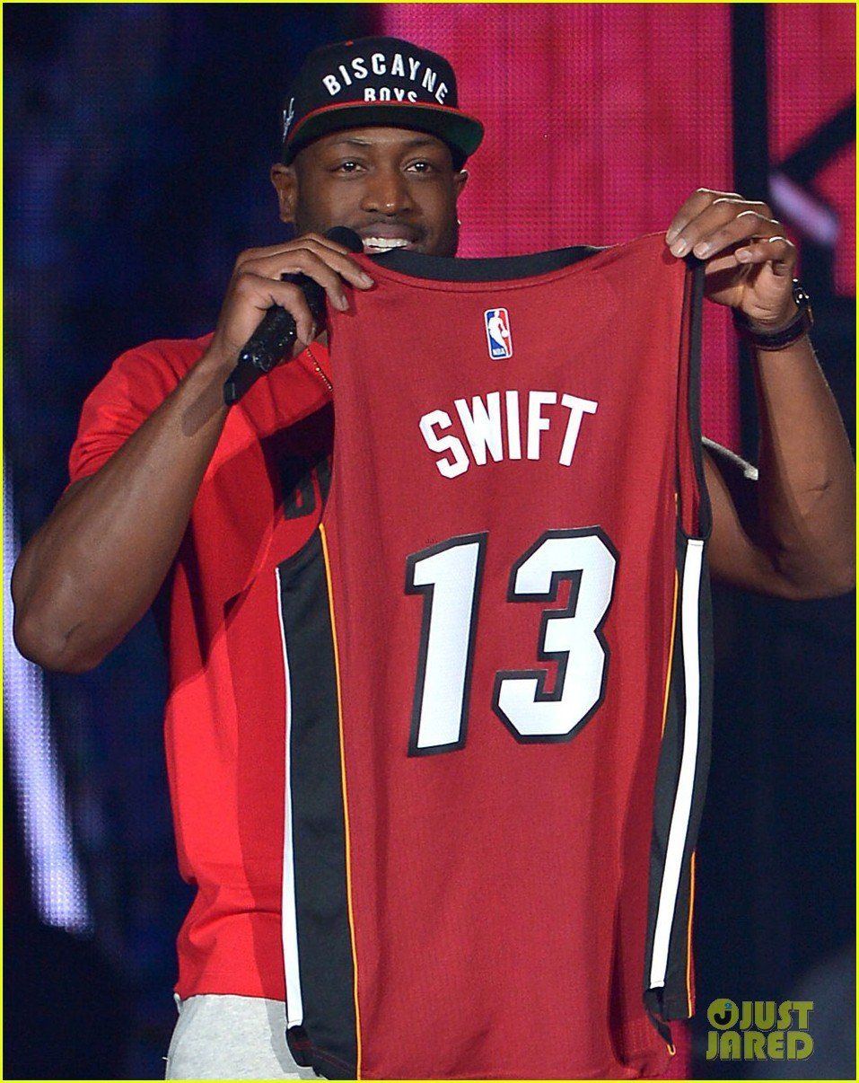 Taylor Swift Welcomes Ricky Martin & Pitbull to the Stage!: Photo ...