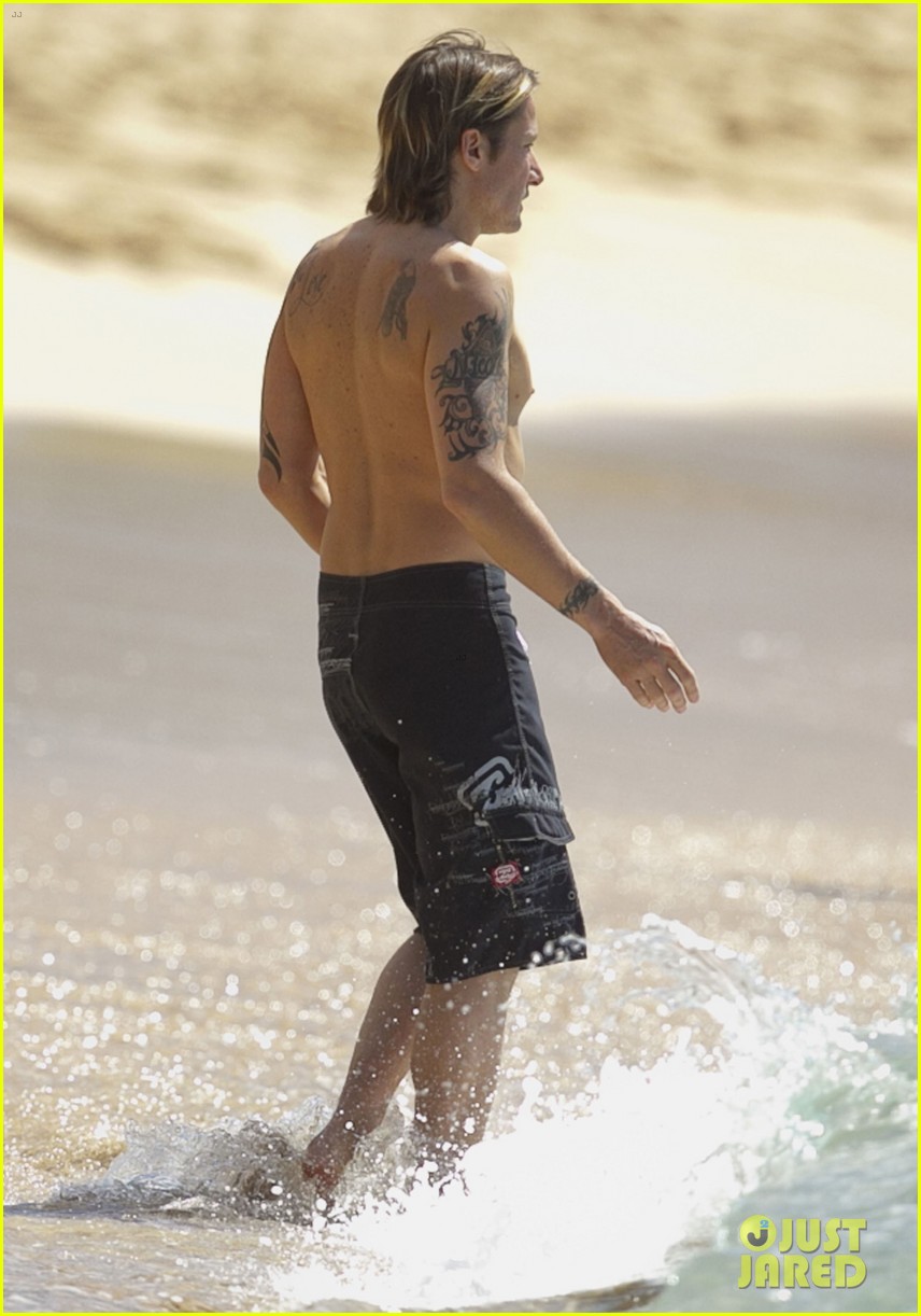 Keith Urban Went Shirtless at the Beach in Hawaii!: Photo 3487629 ...