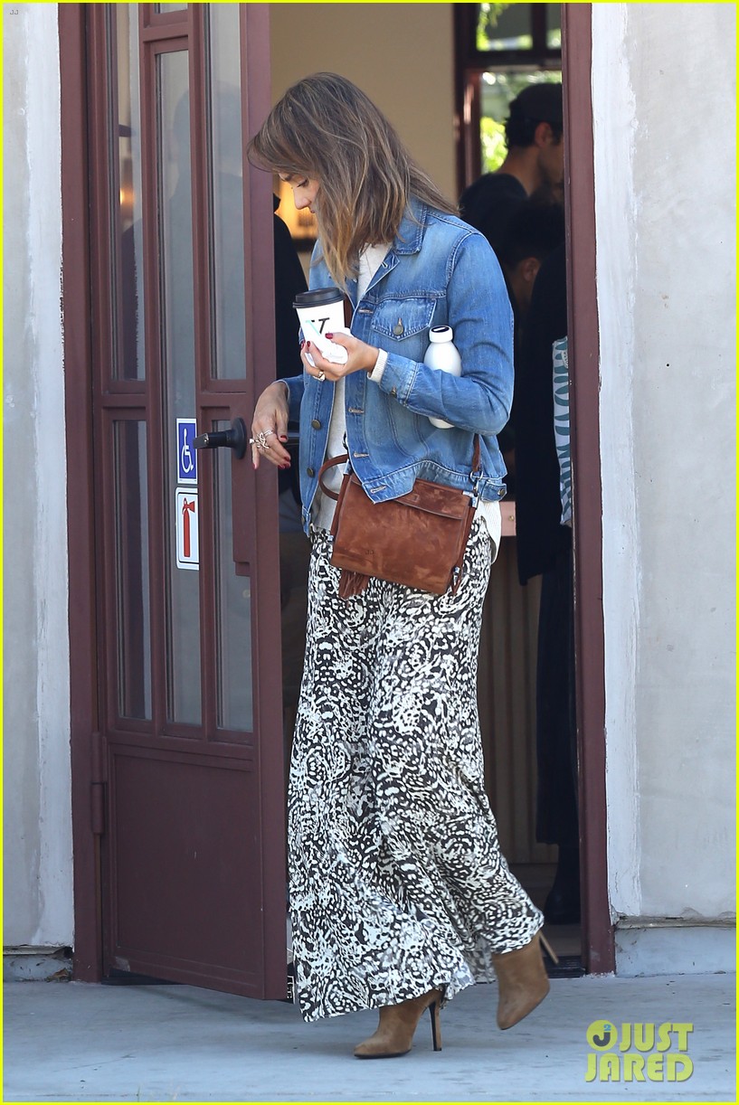 Jessica Alba & Cash Warren Say An Adorable Goodnight To Their Daughters ...