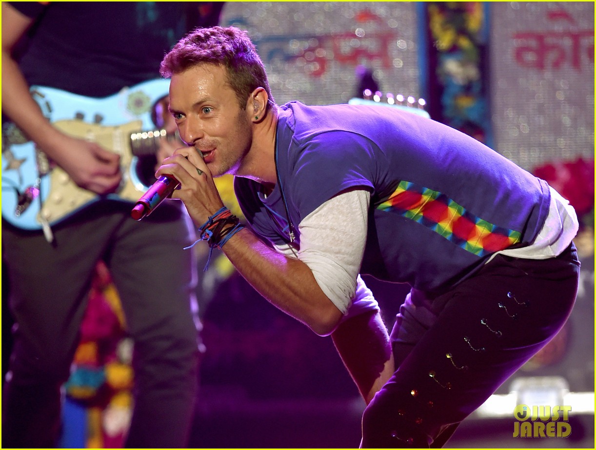 Coldplay Performs at AMAs 2015 with a Group of Dancing Gorillas - Watch ...