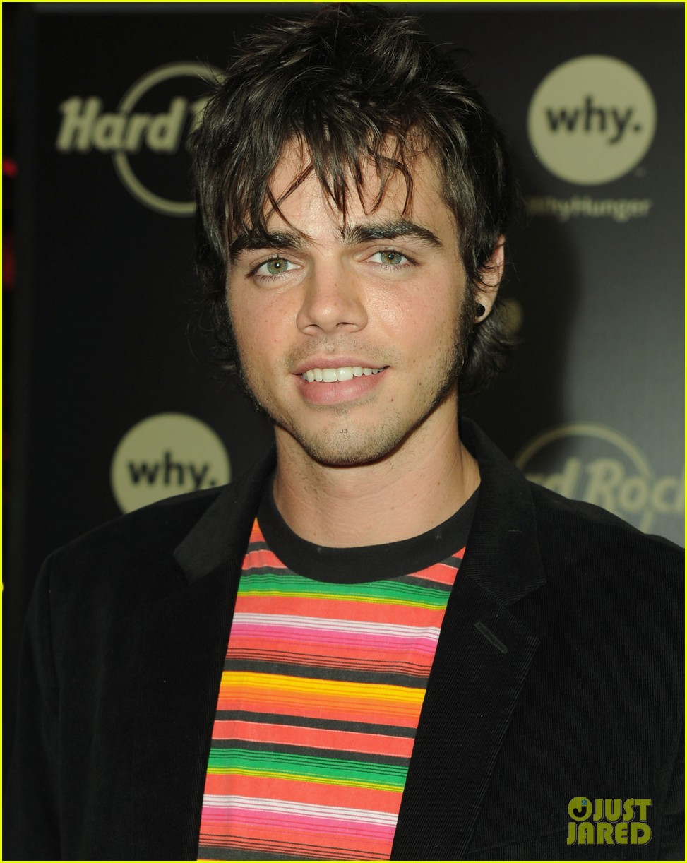 Modern Family's Reid Ewing Admits to Plastic Surgery Addiction Due to ...