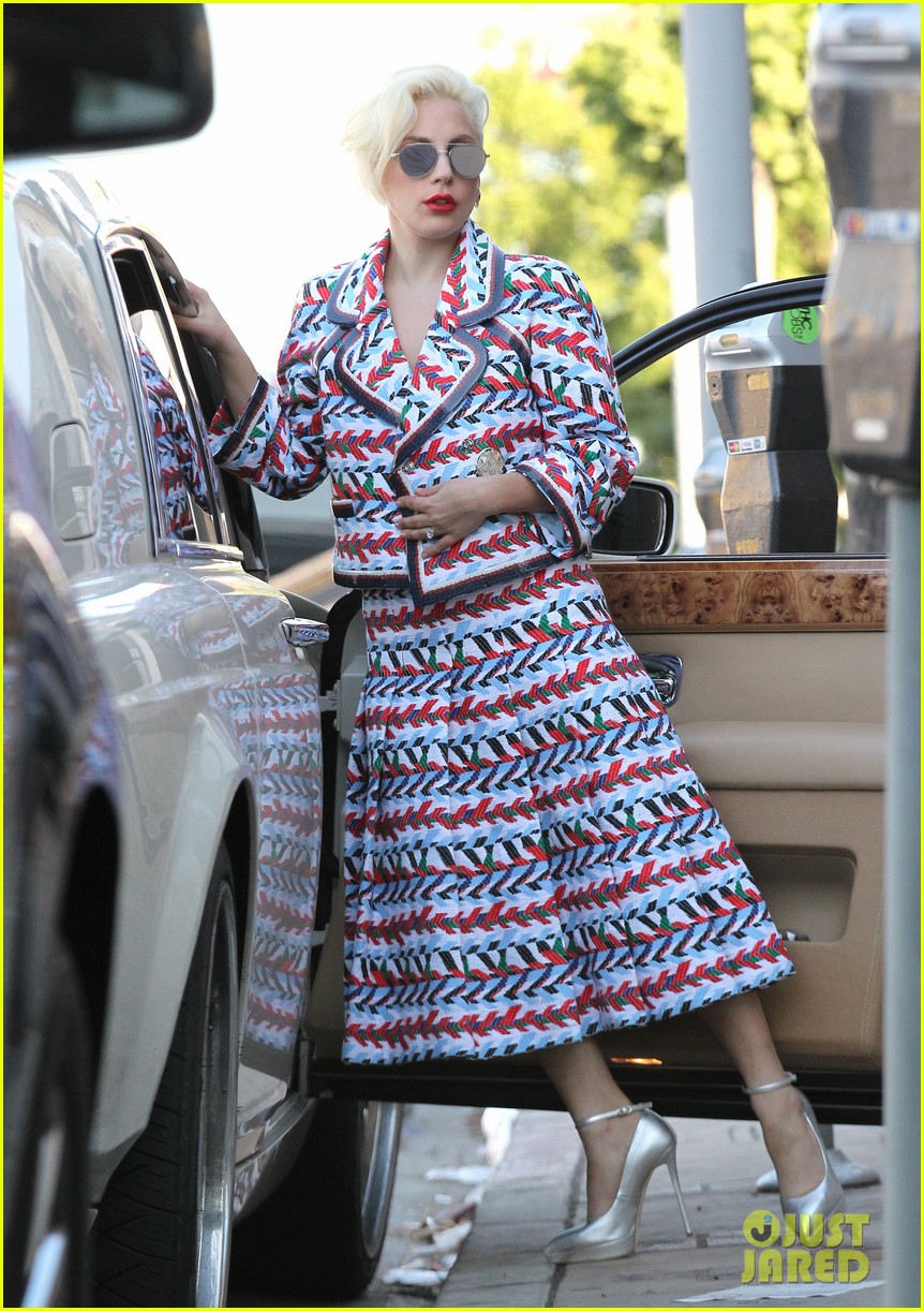 Lady Gaga Calls Out UFC Fighter Ronda Rousey for Not Touching Gloves ...